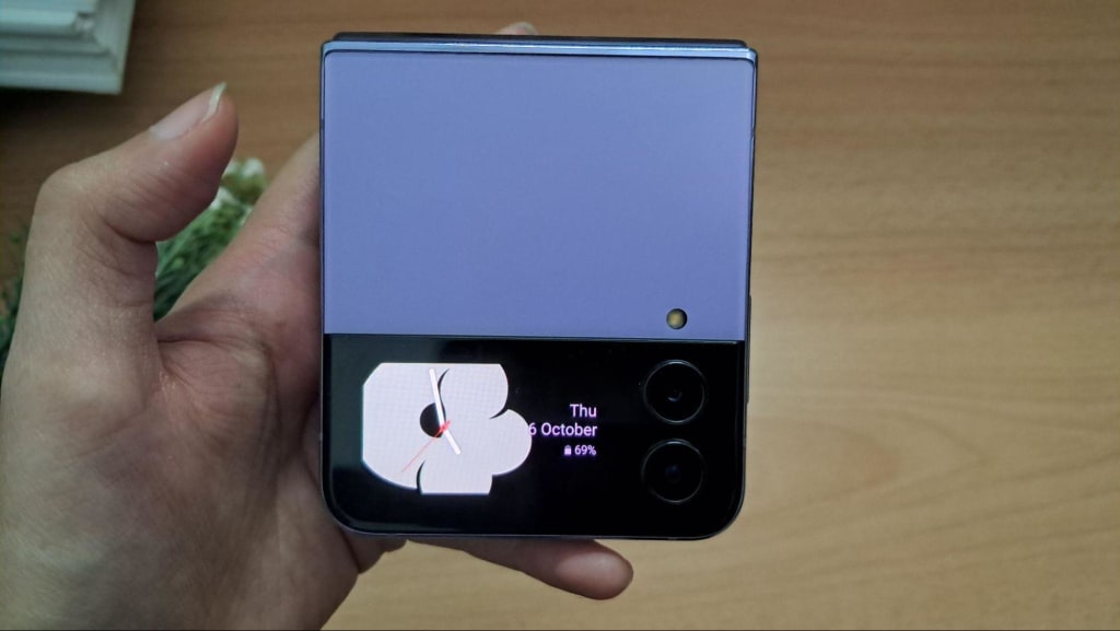 What Can You Do With The Cover Screen On The Galaxy Z Flip4?