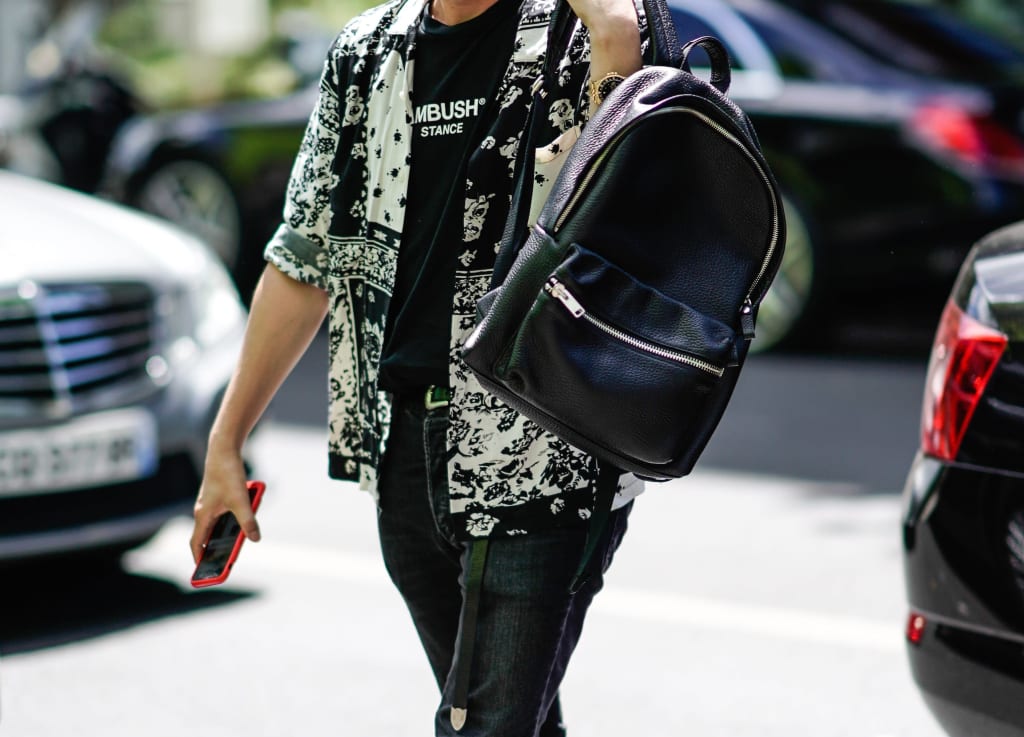 12 Rekomendasi Tas Kulit Pria Terbaik & Terbaru 2024