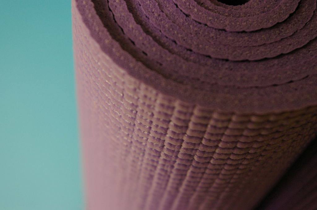 11 Merk Matras Yoga yang Bagus & Terbaik 2024