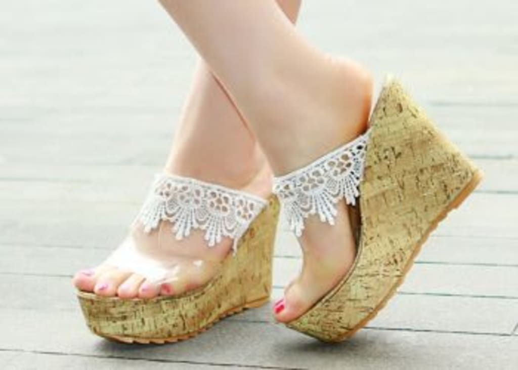 10 Sepatu Wedges Wanita yang Cantik & Kekinian di Indonesia 2023