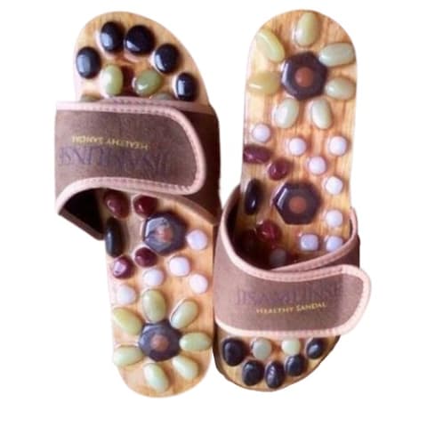 11 Merk Sandal Kesehatan Terbaik & Bagus 2025