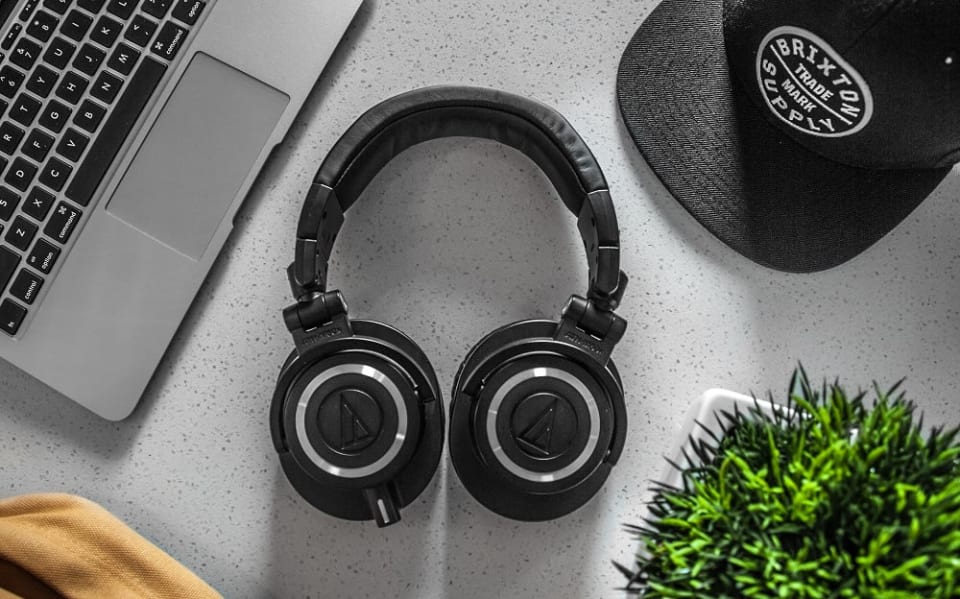 13 Seri Headphone/Headset Bluetooth Terbaik 2024