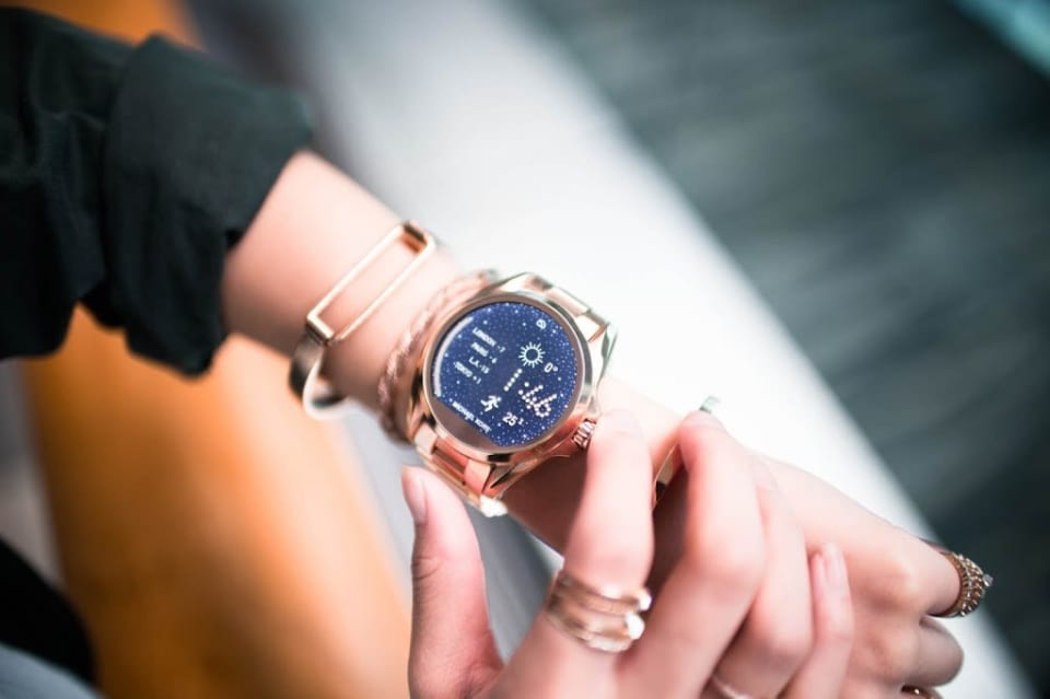 12 Merk Jam Tangan Smartwatch Wanita Terbaik 2024