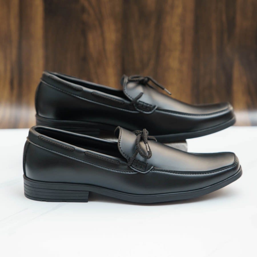 10 Merk Sepatu Loafers Pria dan Wanita Terbaik di Indonesia 2023